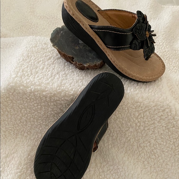 Clarks | Shoes | Clarks Artisan Sandals With Flower Design | Poshmark
